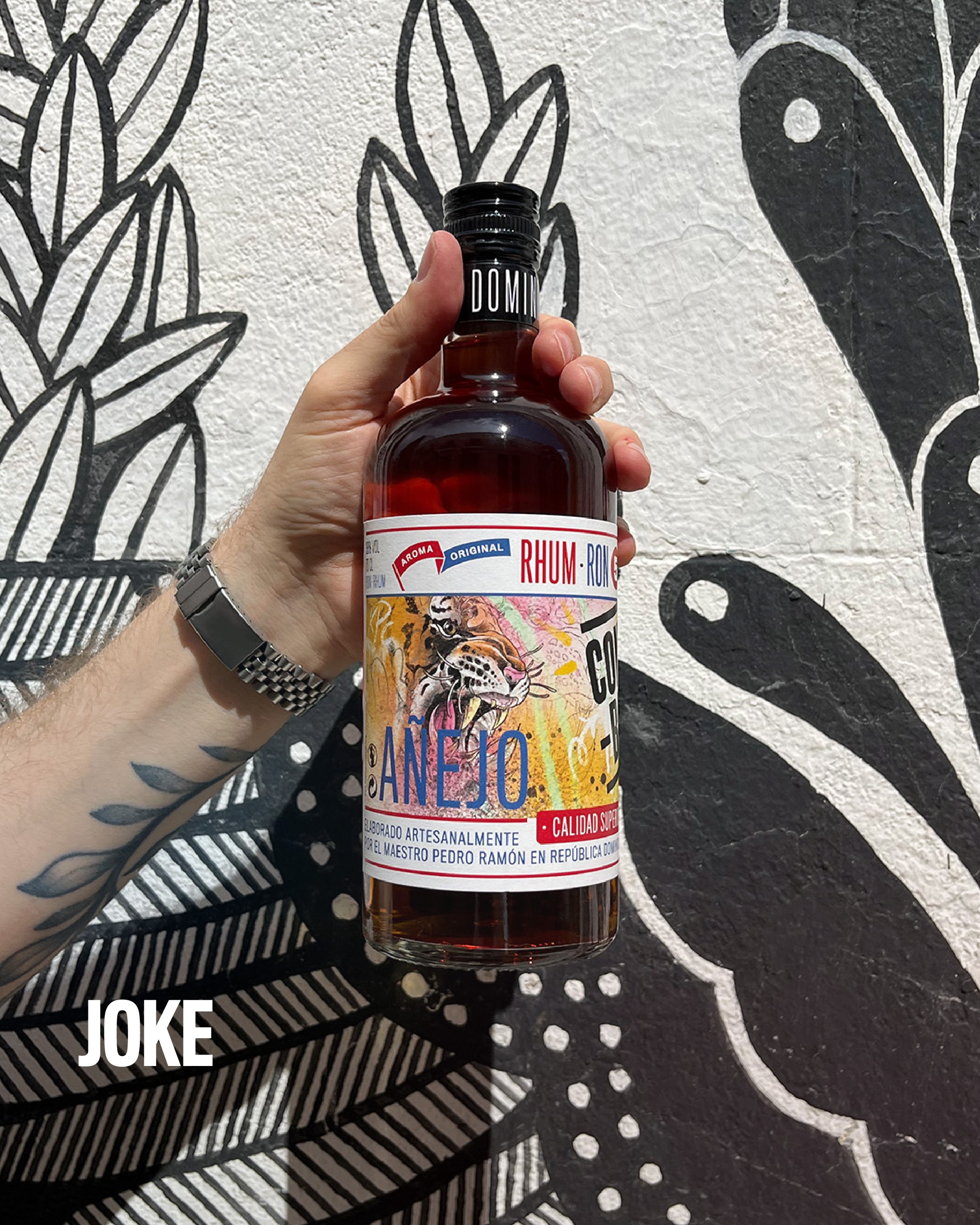 Ron Contrabando lanza la primera botella de ron en tatuarse