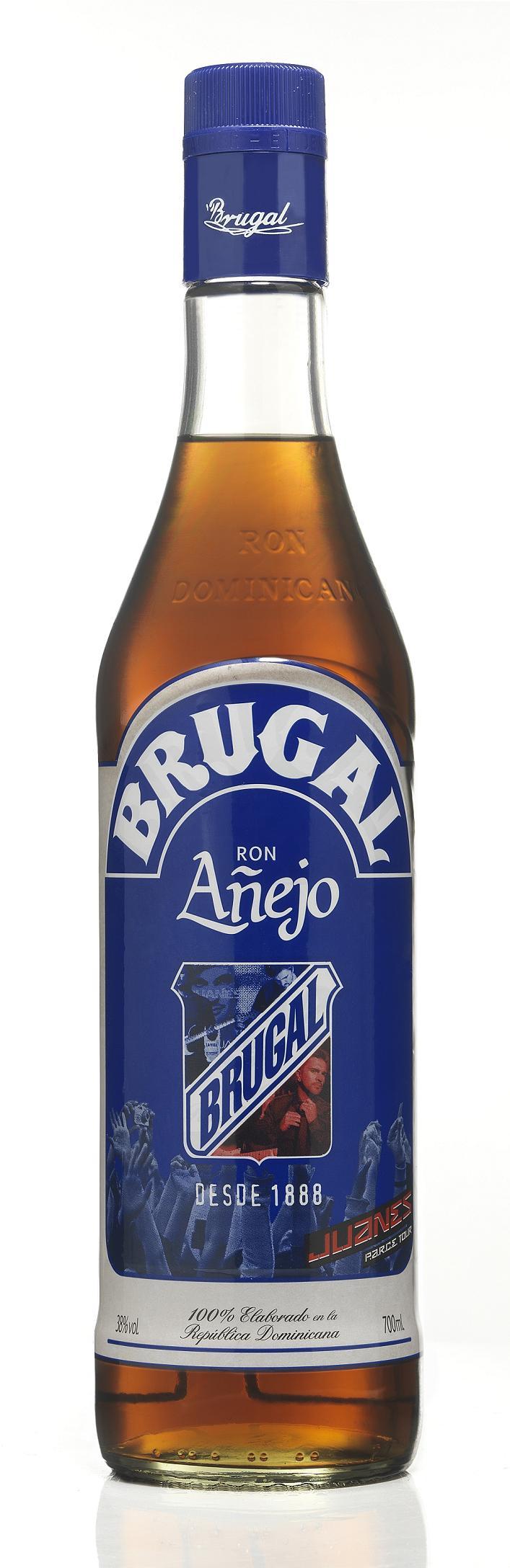 Juanes en las botellas de Brugal Añejo